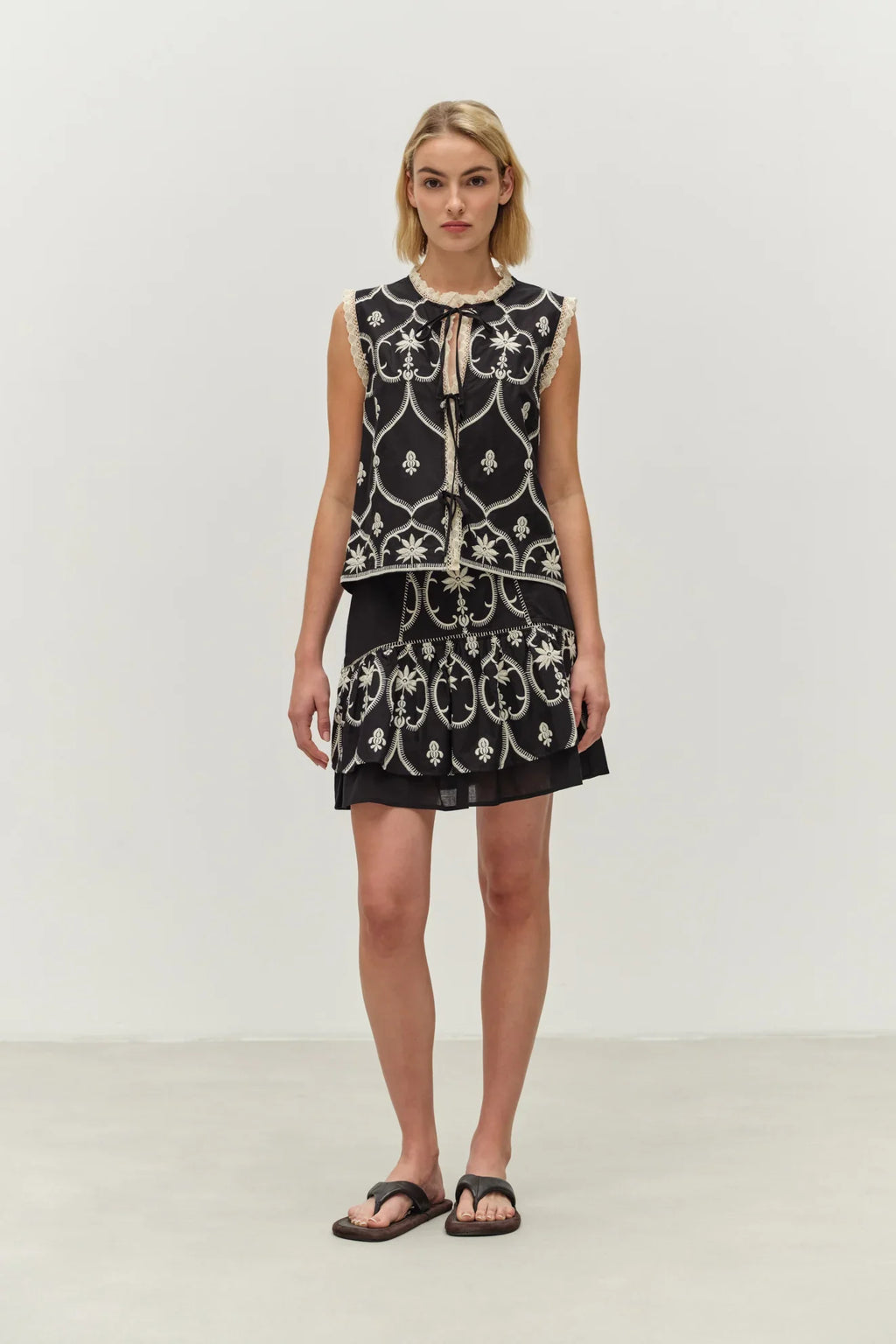 Devotion twins canny waistcoat - black / off white Devotion twins Waistcoat – Pampas